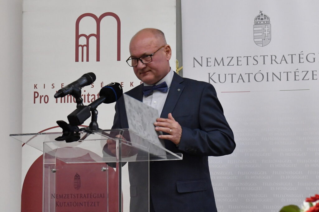 Kötet Matl Péter szobrászművész munkásságáról | Hírek | KMMI ...